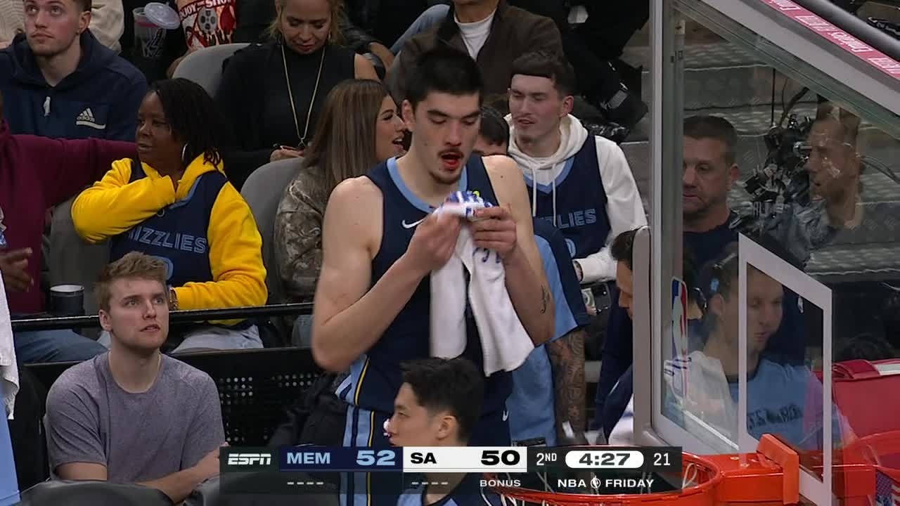 Zach Edey gets bloody nose vs. Spurs, would not return to the game ...