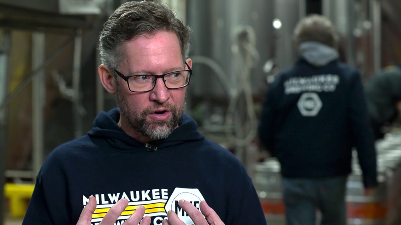 Kooyenga helps the beer flow? - YouTube