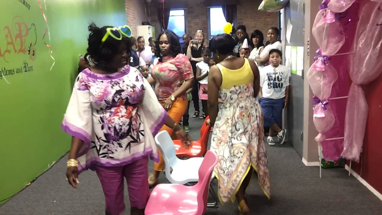 Grown women musical chairs with little girls. - YouTube