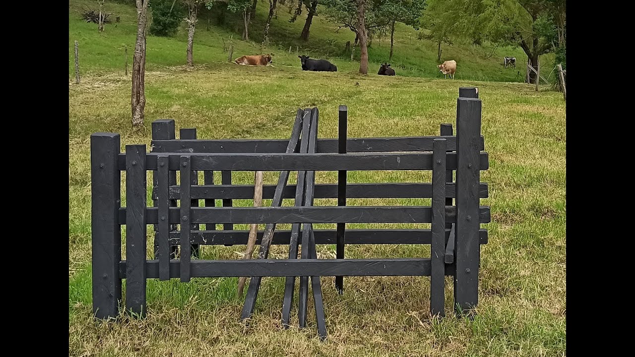 Brete o apretadero, de contención económico, para ganado. Embudo de ...