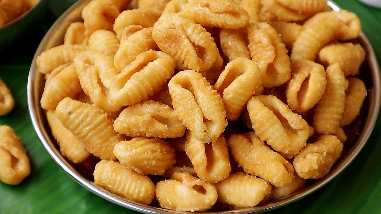 ఇంట్లో నేను బెల్లం గవ్వల్ని ఎంతఈజీగా చేసేస్తాను ఓసారి చుడండి🤫| Crunchy ...