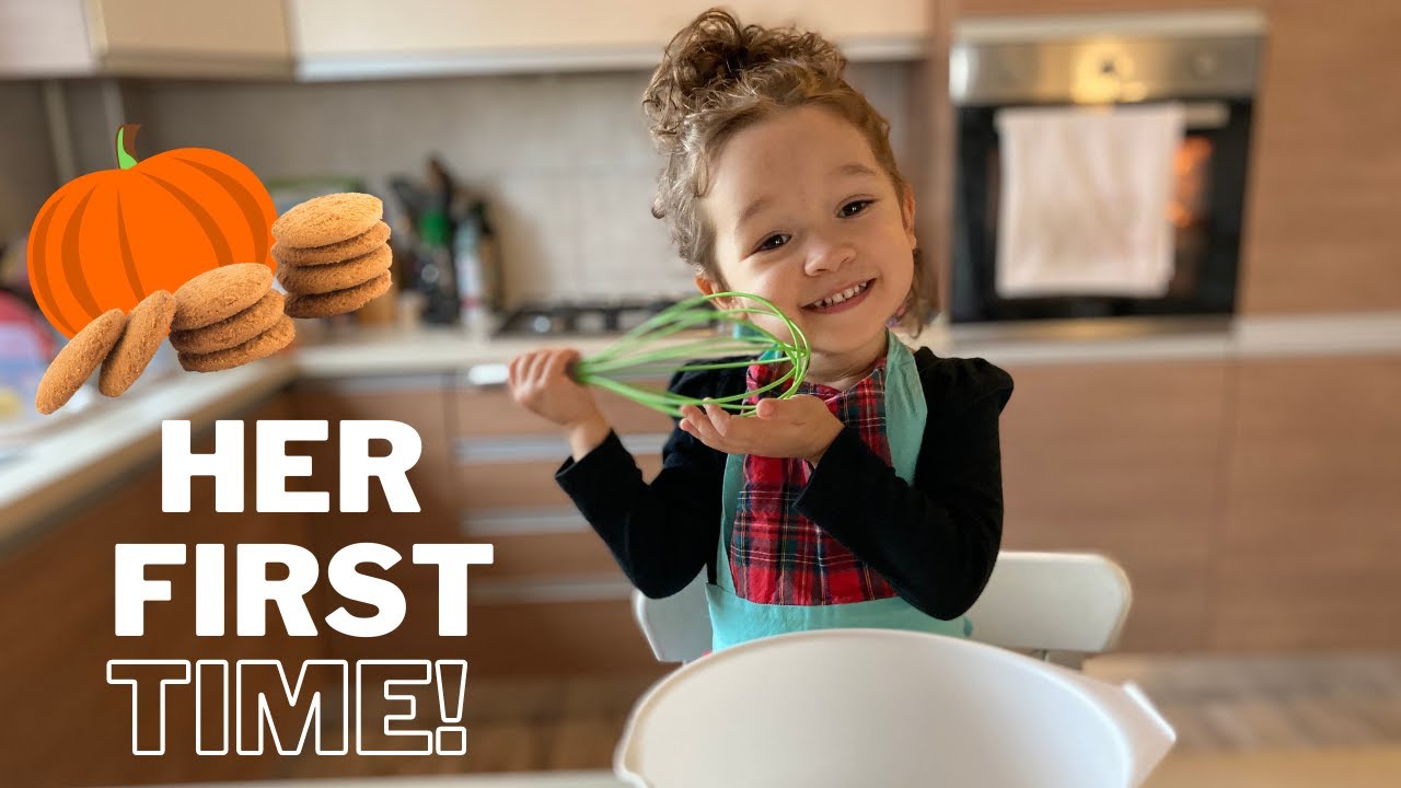 MILLA'S FIRST TIME! BAKING COOKIES by HERSELF! - YouTube