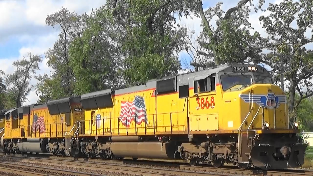UP 3868 Leads a Freight, West Chicago, IL, 10/3/18 - YouTube