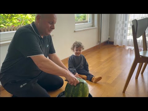 Yavuz Emre karpuz adam şarkısını çok seviyor.Babası eve karpuz almış.Çok mutlu oldu karpuz yiyecek