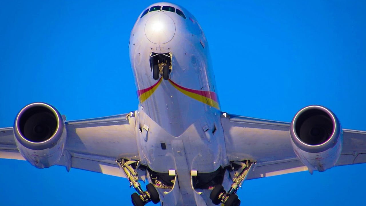 Boeing 787 Dreamliner departs Toronto - YouTube