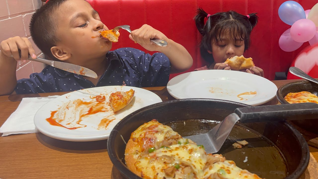 Pizza Hut || Eating only Pizza Hut Pizza - YouTube