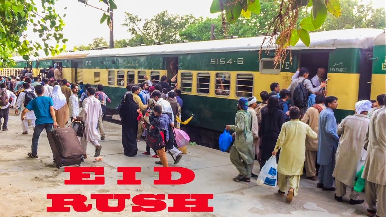 Eid Rush On Trains | People Fighting To Get In Crowded Train | Pakistan ...