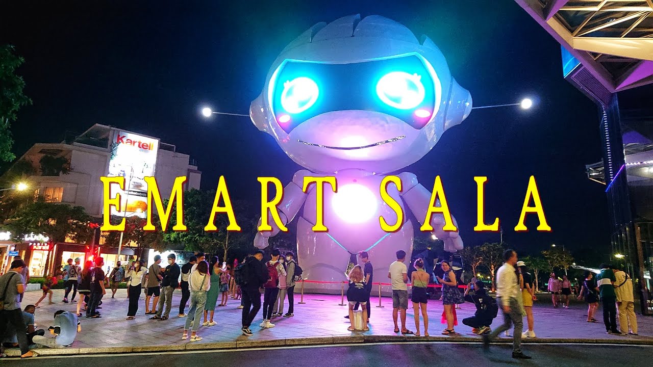 Robot khổng lồ eMart Sala Thủ Thiêm quận 2 tập trung đông đảo giới trẻ ...