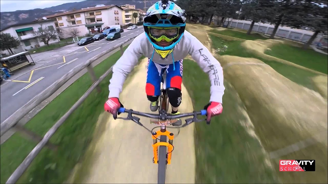 Gravity School - Un giro in pump track a Mendrisio - YouTube