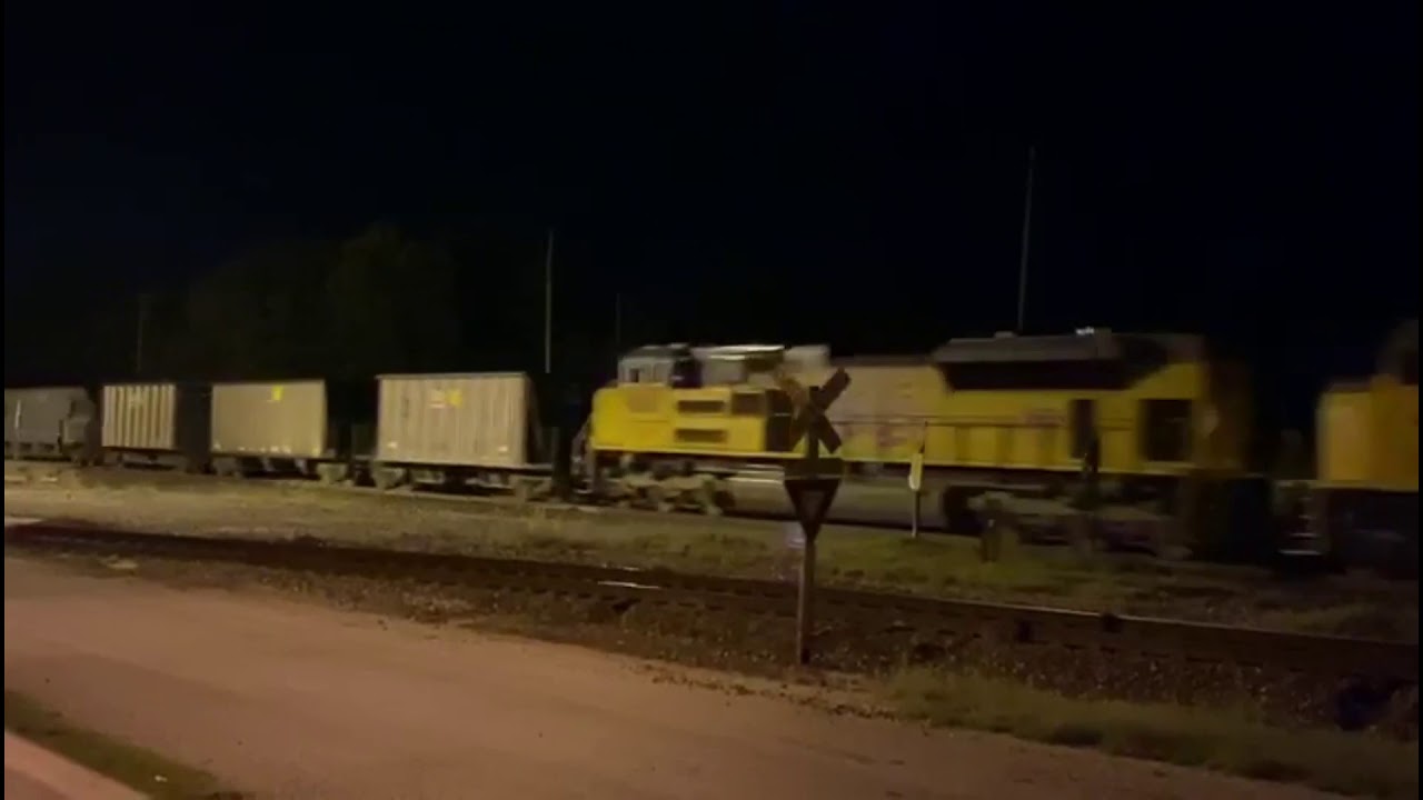 UP #7454 Leads Rock Train - YouTube