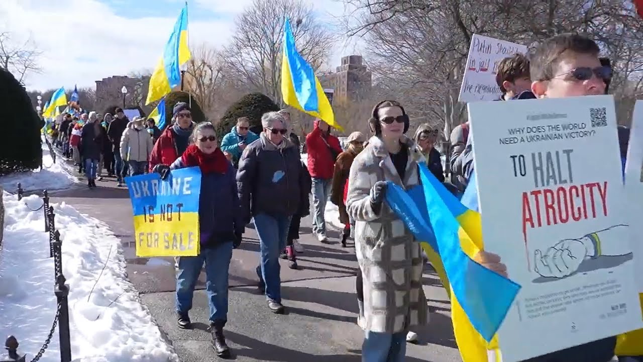 People are marching in solidarity with Ukraine for peace - YouTube