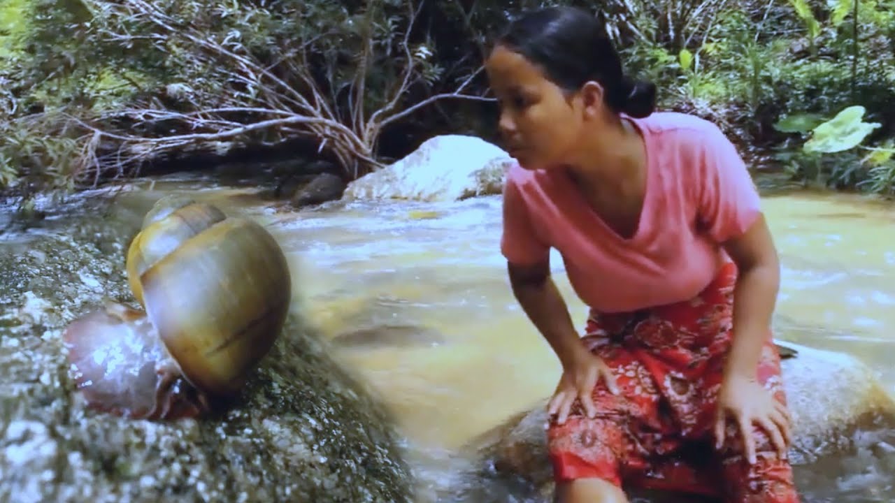 Survival skills, difficult snail harvesting by hand and delicious snail ...
