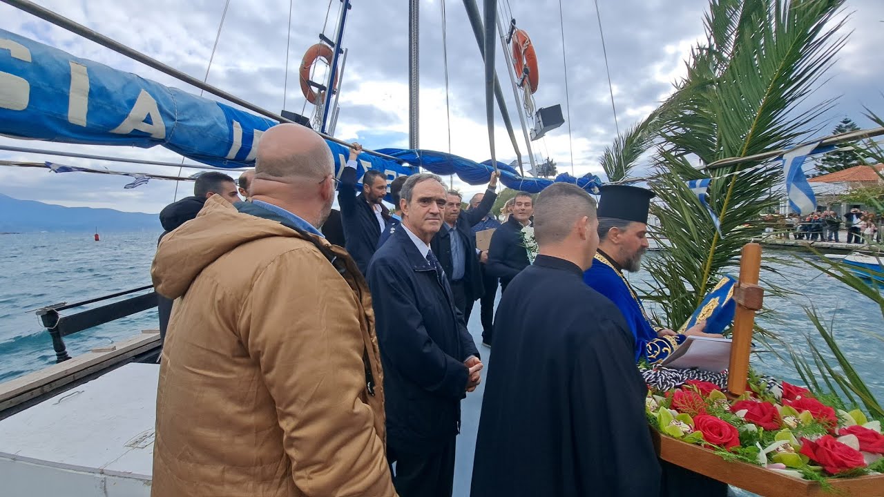 Μέσα στη θάλασσα είπαν τον Εθνικό Υμνο όταν έπιασαν τον Σταυρό μετά τον ...