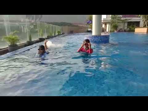 bocah belajar renang di hotel