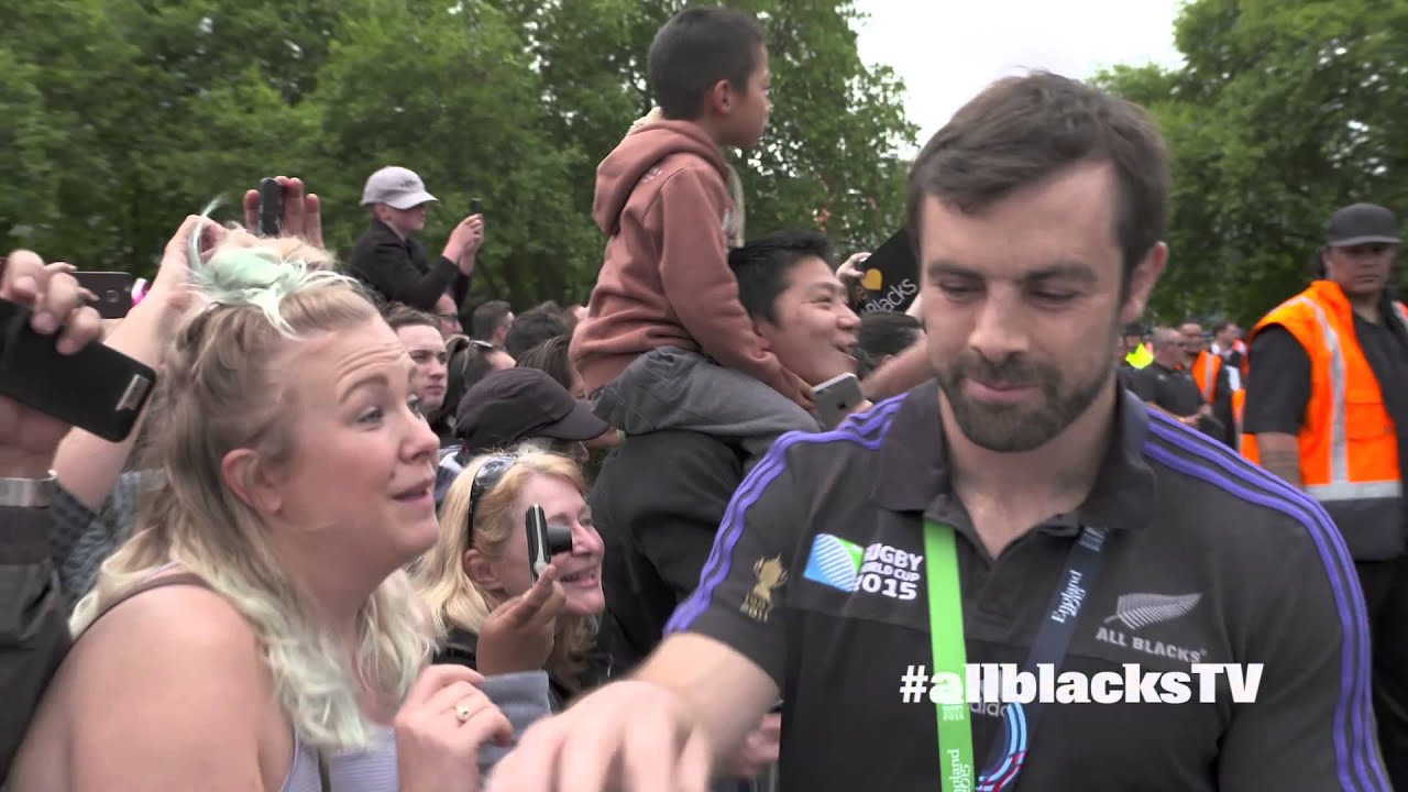 All Blacks see massive turnout in Auckland RWC parade - YouTube