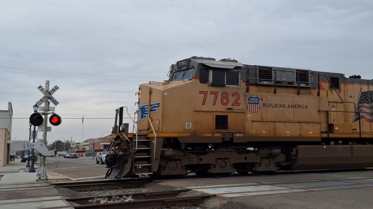 Eastbound UP manifest train flying past Caldwell Idaho! - YouTube