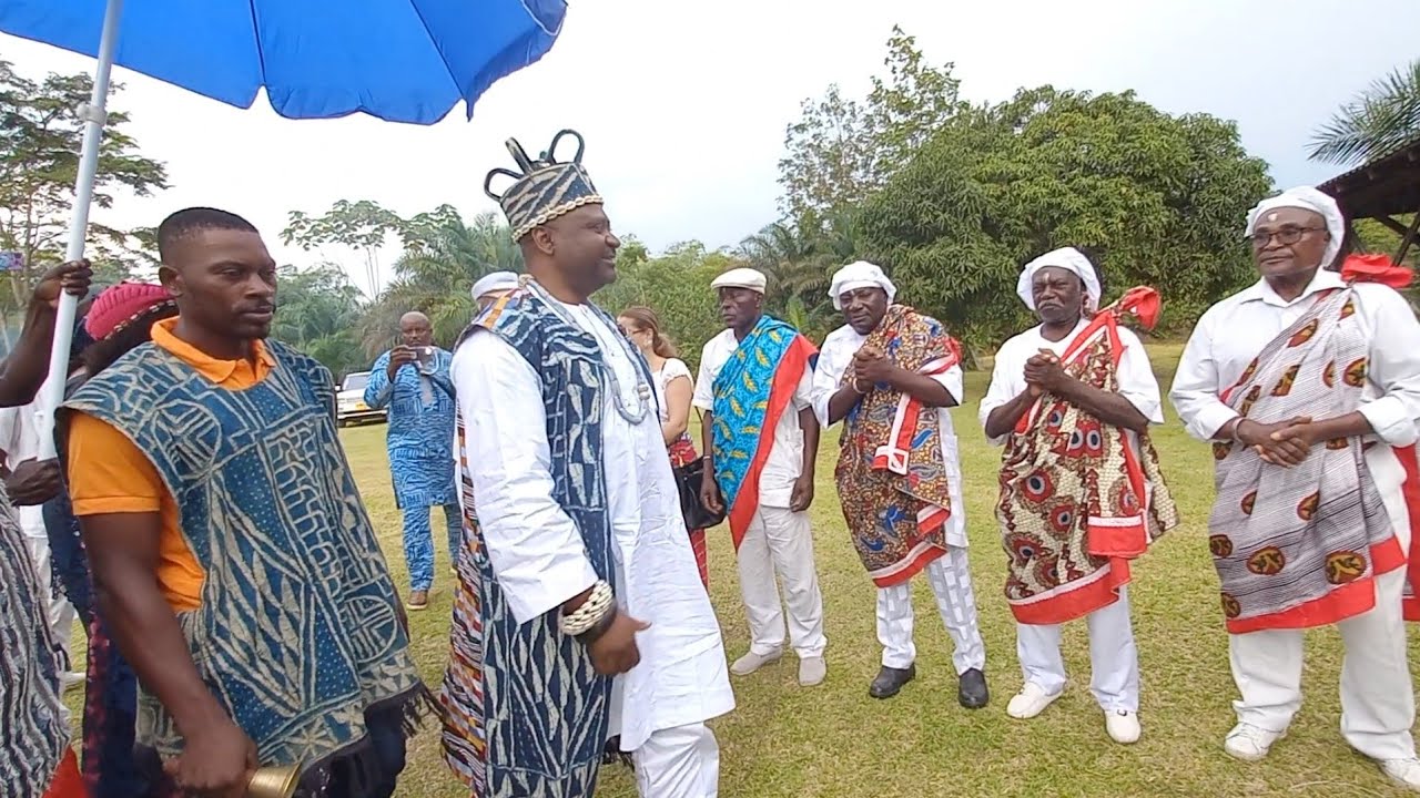 LE ROI FOTOUNI CHEZ LES BENGA DU GABON - YouTube