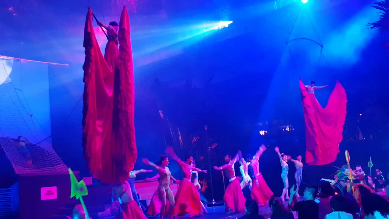 Pyramid Dancers 12/18/15 Cancun - YouTube