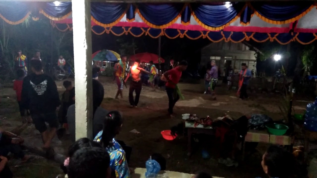 ATRAKSI KUDA LUMPING MAIN API - YouTube