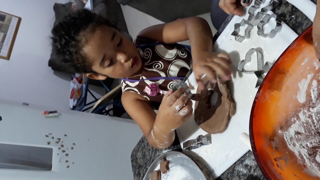 Mayumi fazendo biscoitos de chocolate. - YouTube