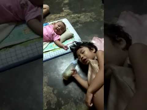 Abg nya yg nyusu bkn adk nya, adk nya nengoin aja 🤣