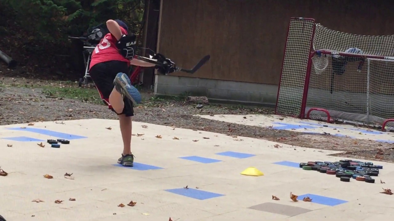 Hockey: shooting 100 pucks - YouTube
