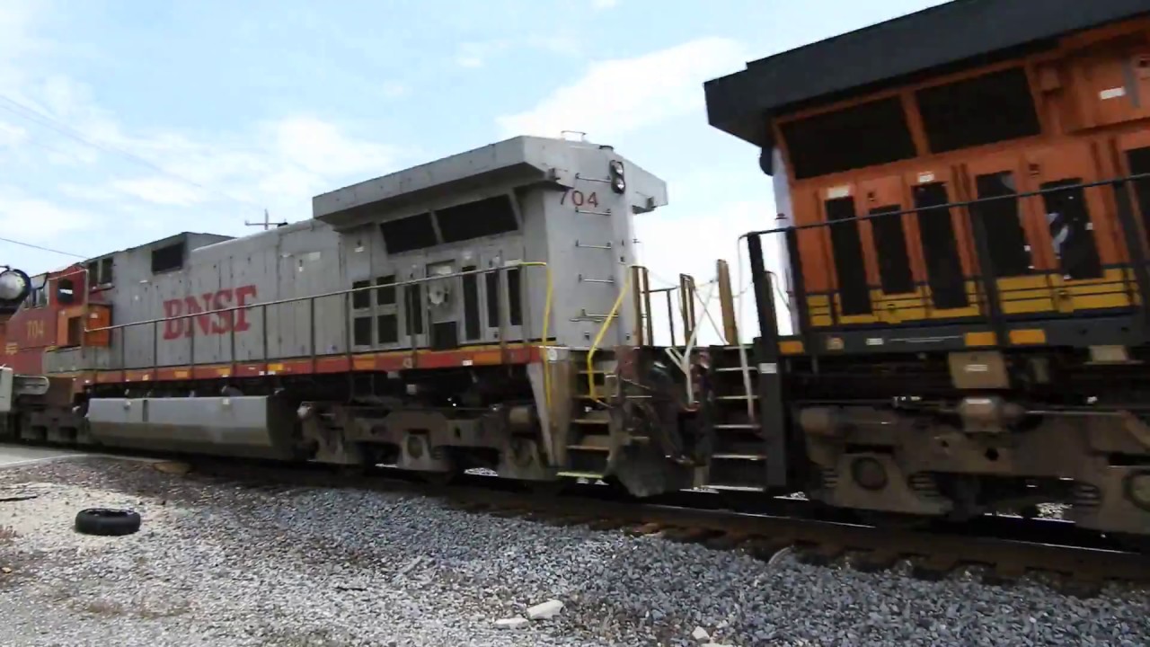 BNSF Z train west meets a BNSF Z train east at Lorenzo Road in ...