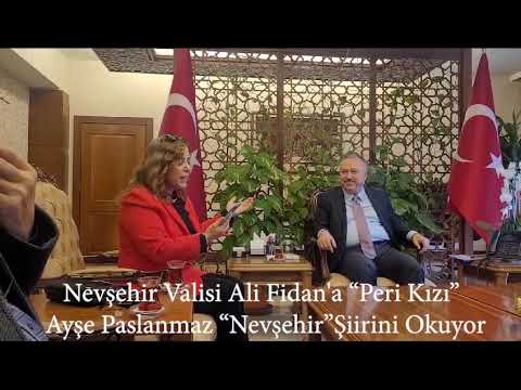 Ayşe Paslanmaz, Nevşehir Valisi Ali Fidan’a şiirini okudu.