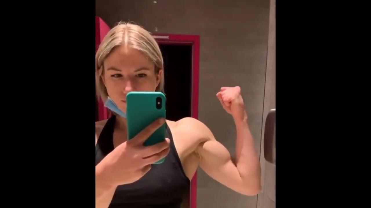 GIRLS FLEXING MUSCLES AND ARM WRESTLING #muscles #armwrestling - YouTube