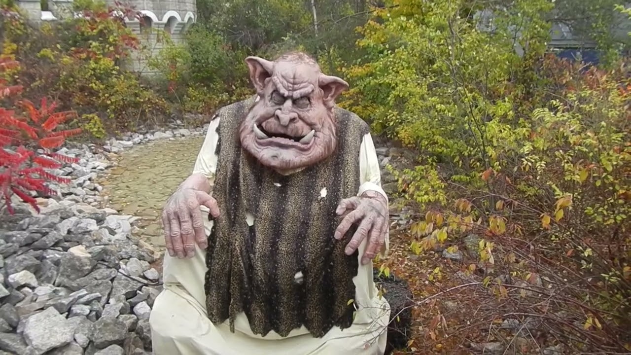 Canada's Wonderland Halloween Haunt Troll During the Day - YouTube