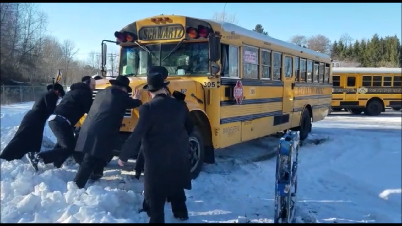 Bus Stuck In The Catskills Snow Is Pushed Out By group Of People - YouTube