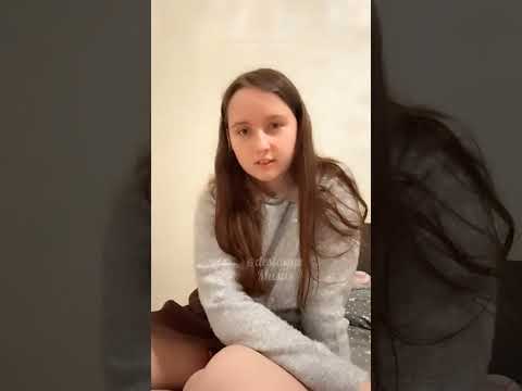 probándose ropa de dormir