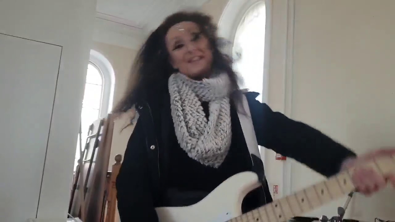 Ann Abe showing her Guitar moves. - YouTube