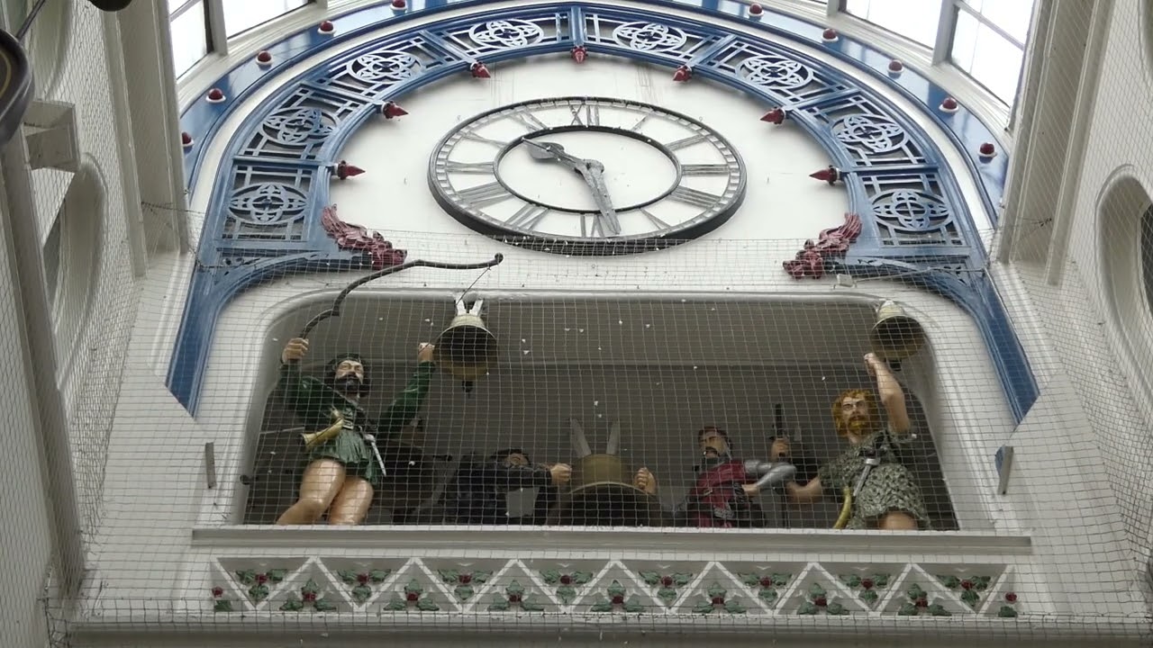 leeds thorntons arcade clock chiming - YouTube