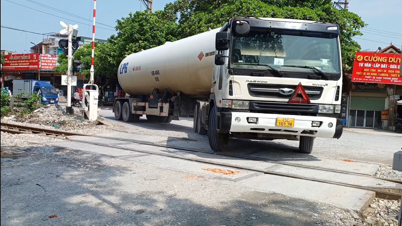 TRUCK CONTAINER | Xe ô tô bồn, container, xe đầu kéo qua đường ngang ️ ...