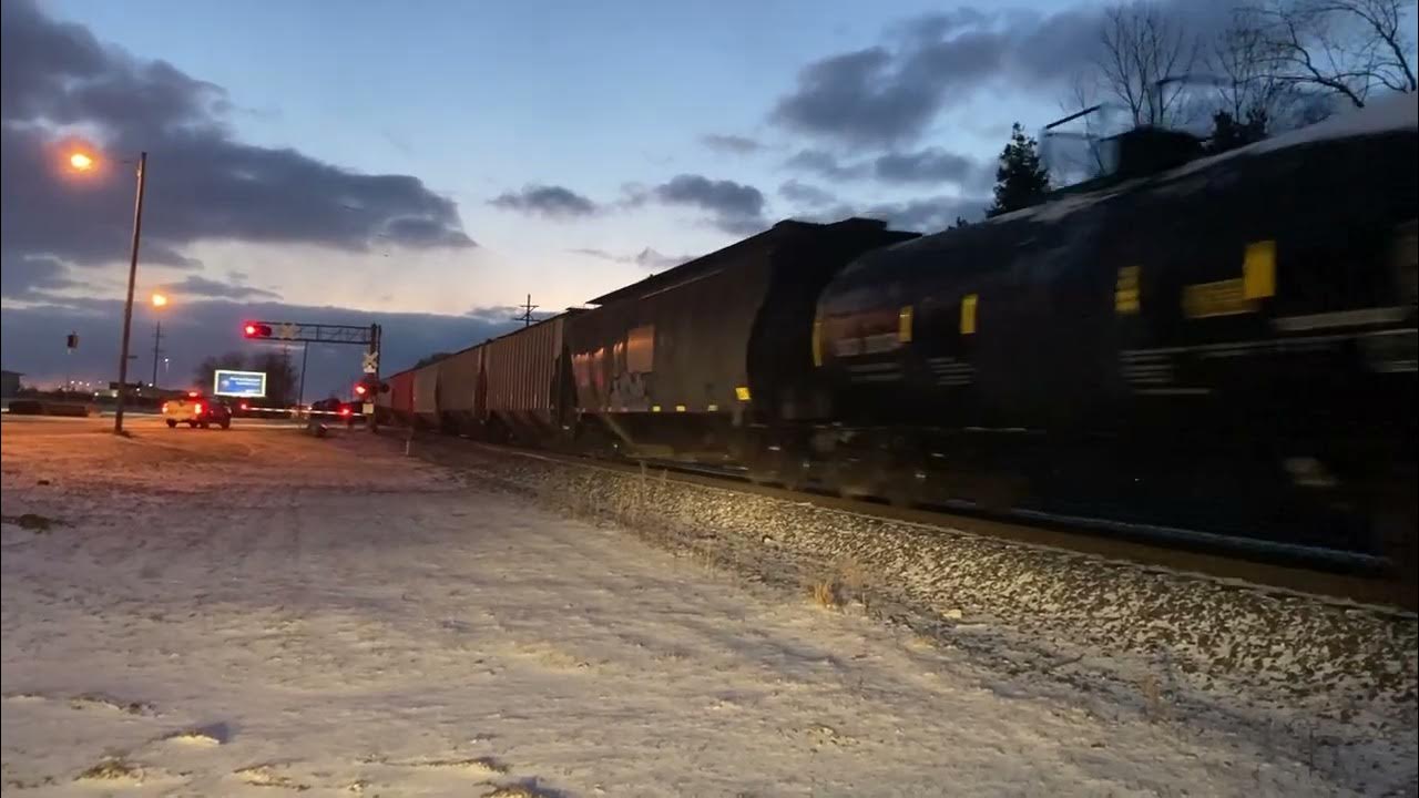 CSX M327 Holland Michigan 3/19/23 - YouTube