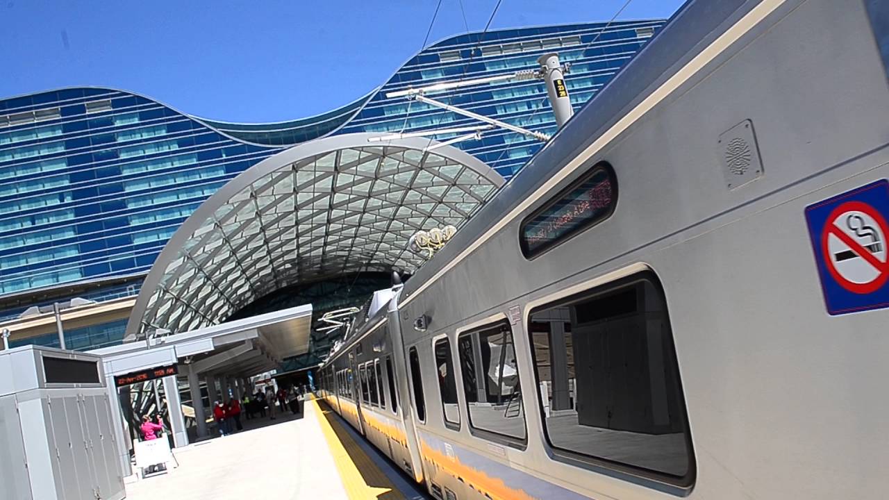 RTD Train to the Plane at DIA Station - YouTube