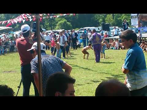 Güreş yapan çocuklar