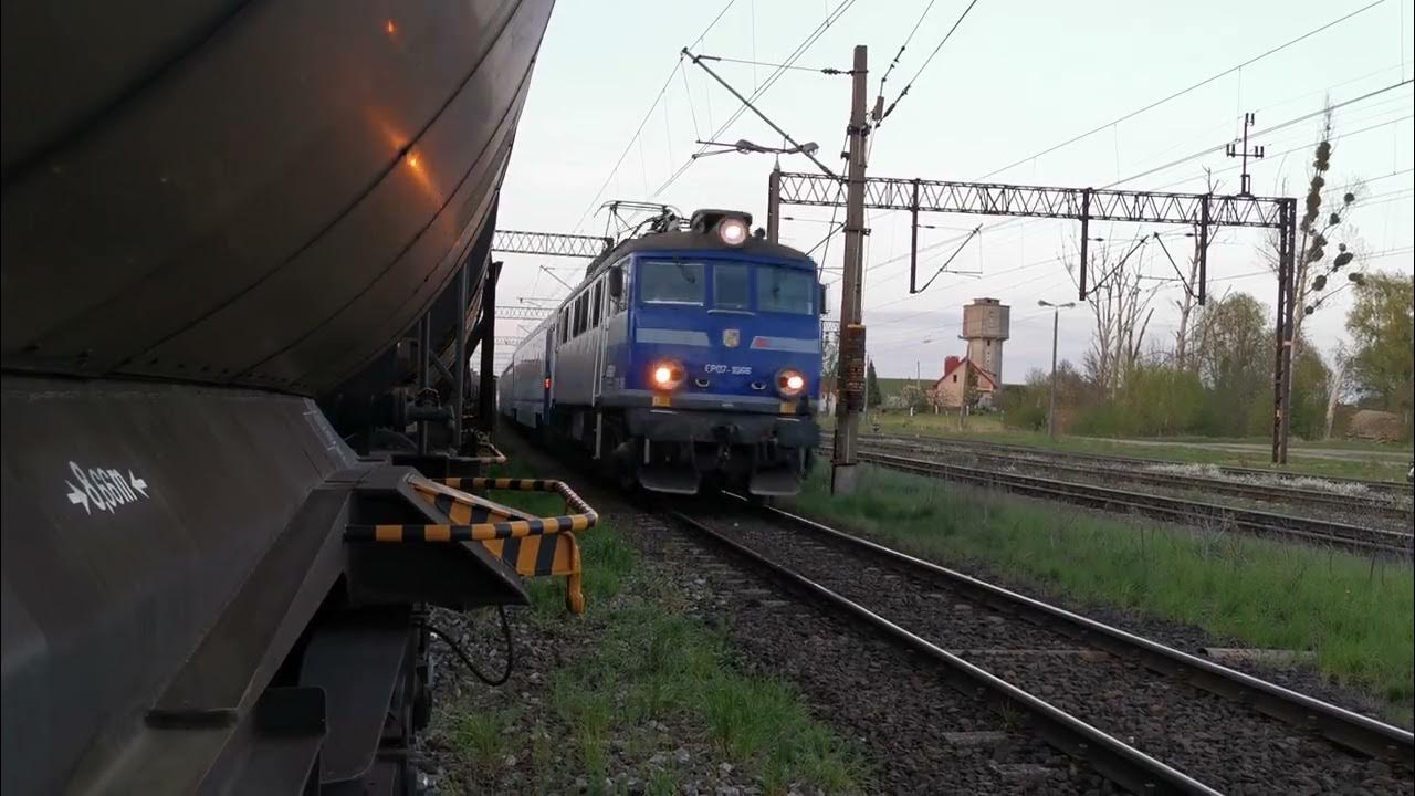 Szybki przelot EP07-1066 z IC 55104 "Niegocin" przez stację Czerwonka. - YouTube