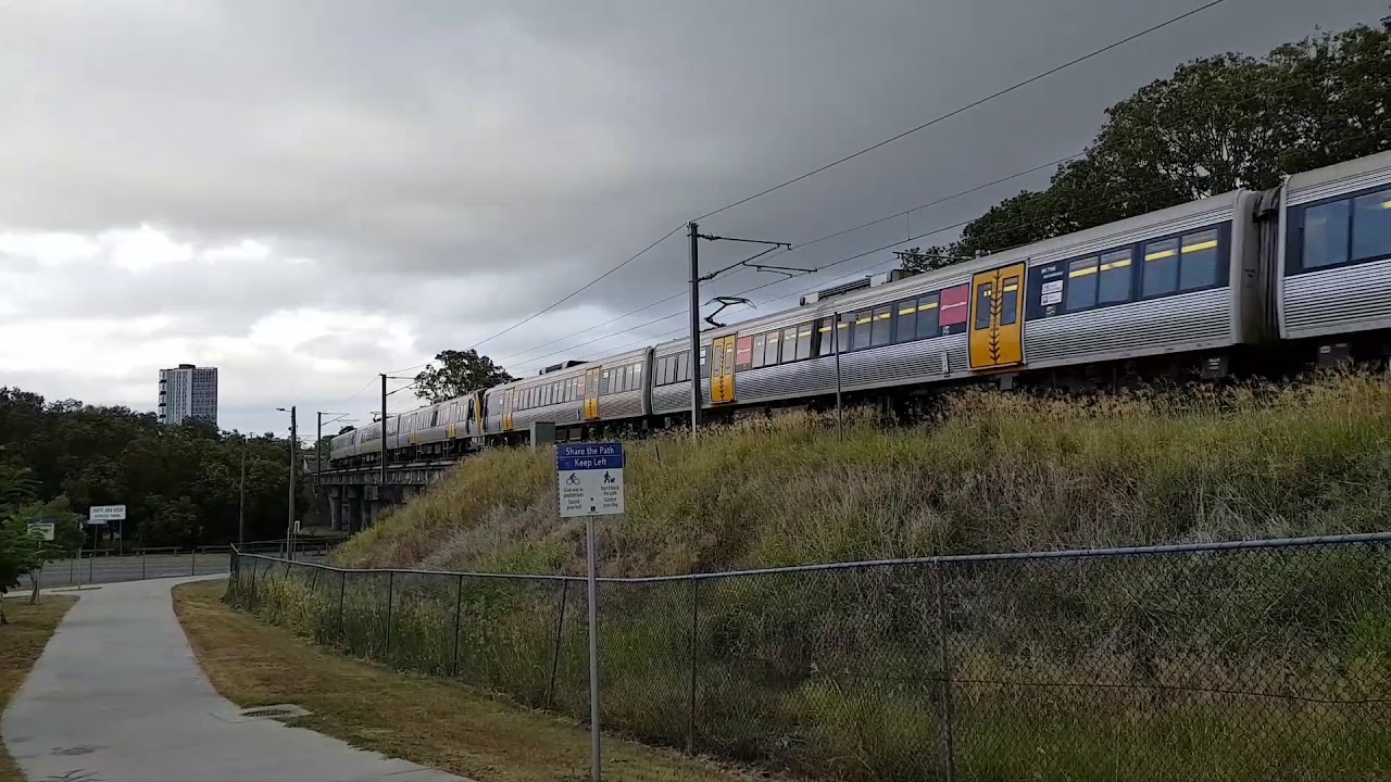 SMU heading for Buranda station across the Deshion street bridge - YouTube