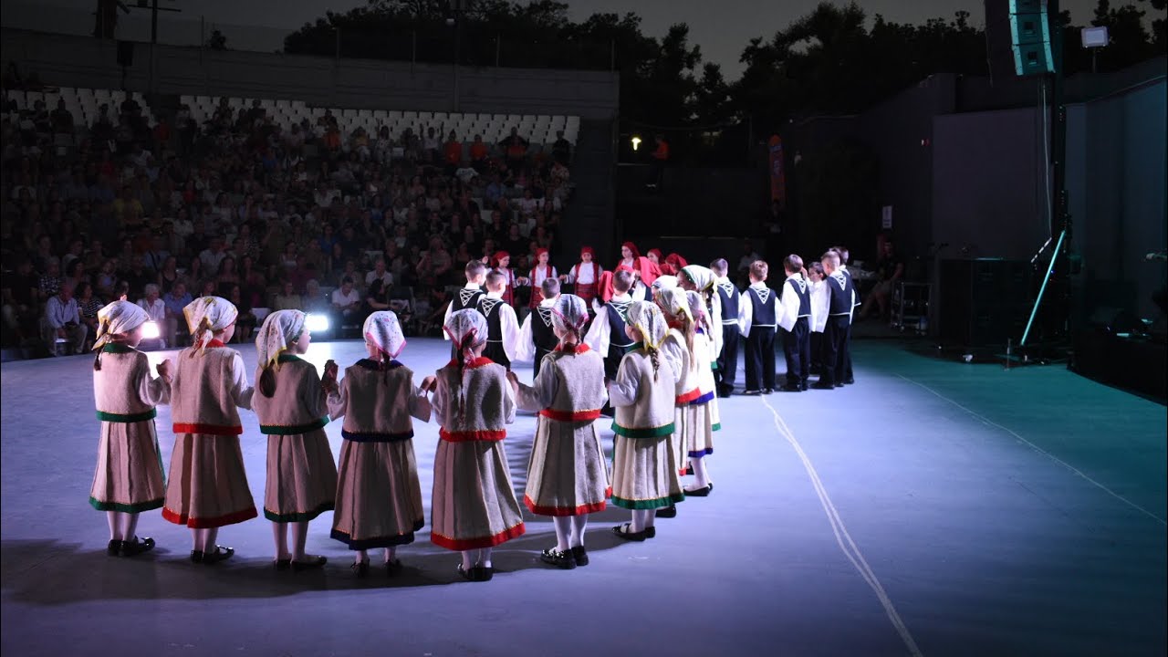 Παραδοσιακοί χοροί και τραγούδια από το Λύκειο Ελληνίδων Λάρισας - YouTube