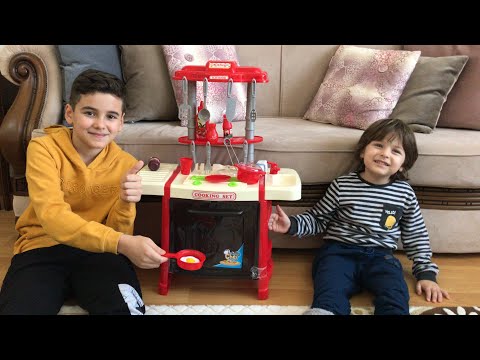 Enes Fatih Selim’e oyuncak mutfakta omlet yaptı,çikolatalı sütümüzde vardı çok lezzetli oldu😋