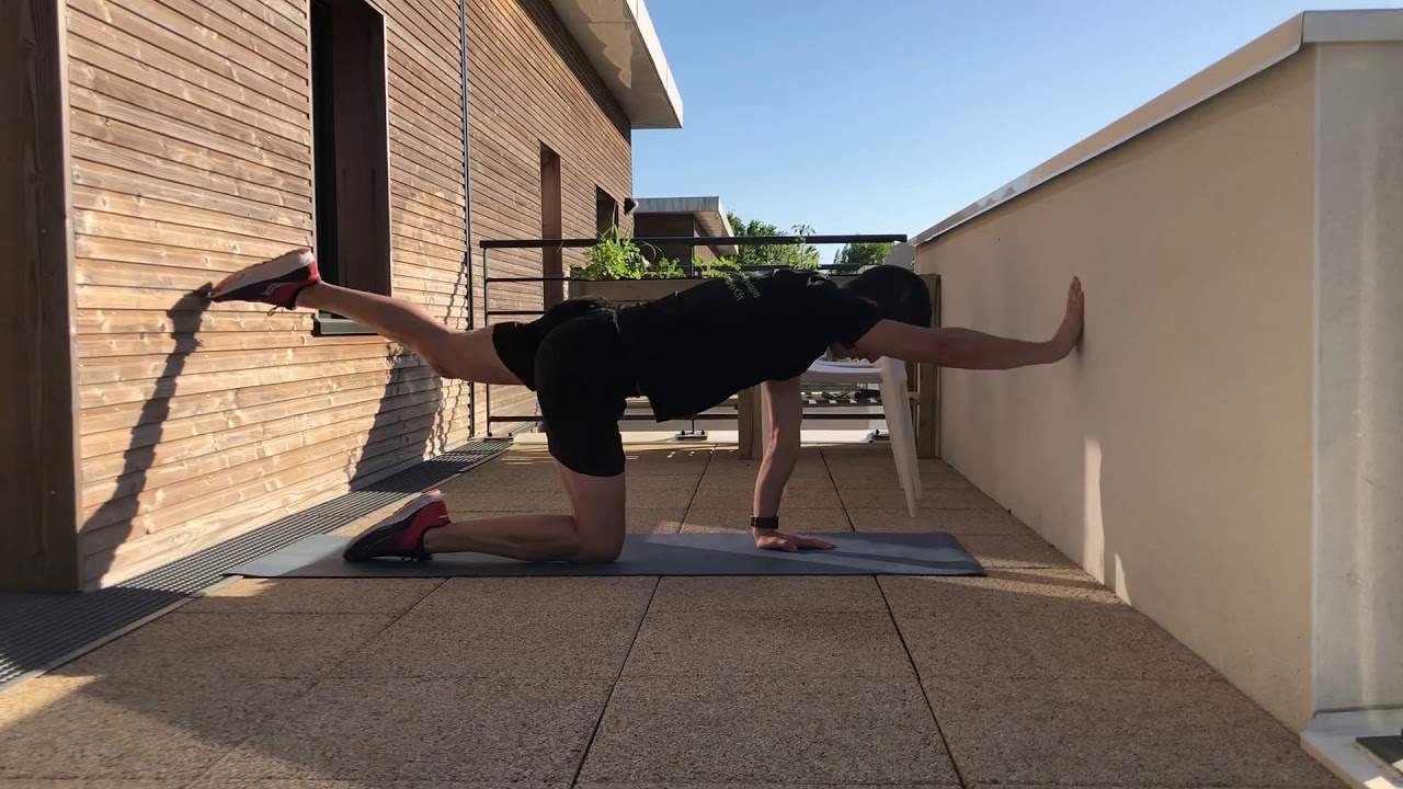 Gainage superman (bras et jambes opposés) niveau débutant - YouTube