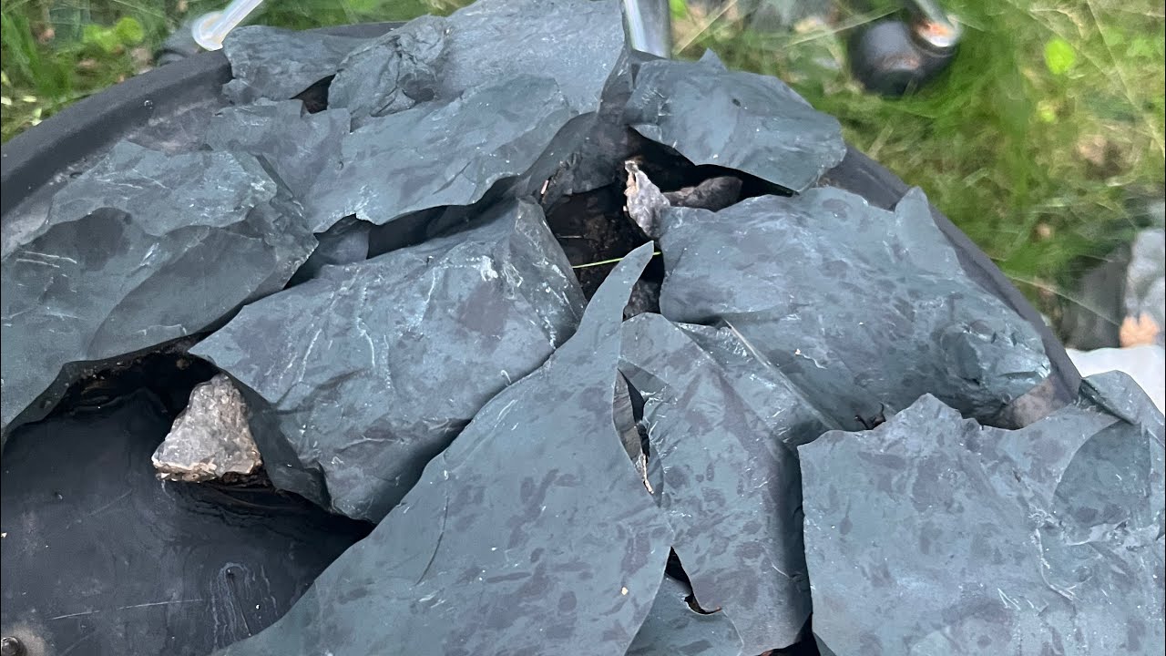 Flint Knapping a large archaic arrowhead from New York Chert - YouTube