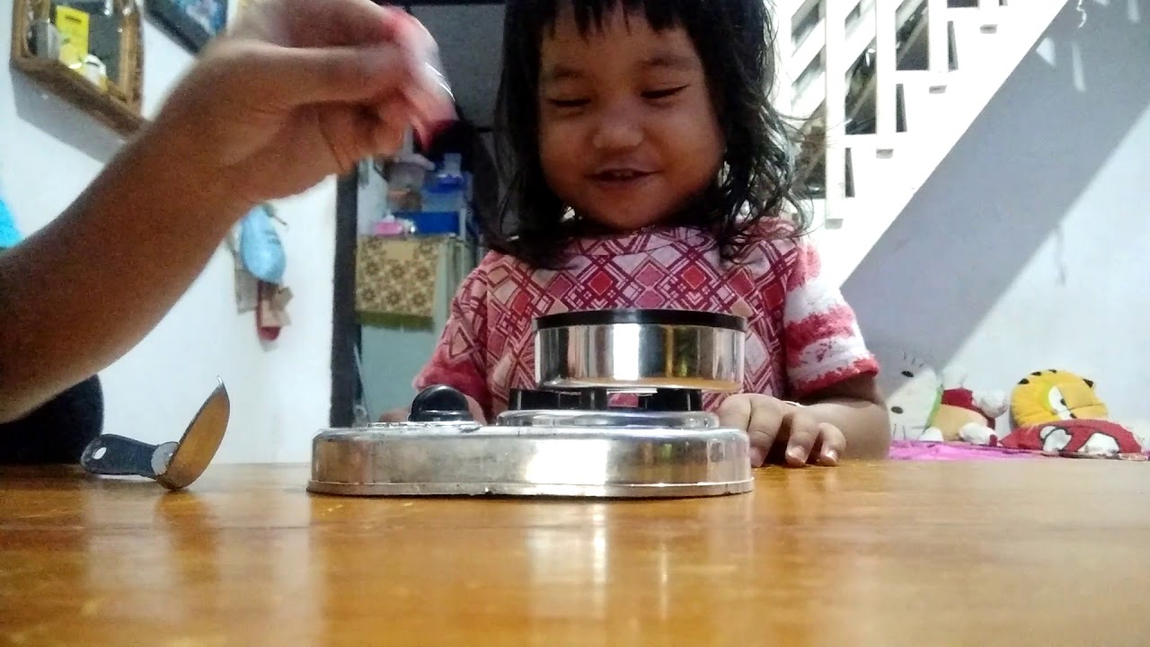 Anak main masak-masakan - YouTube