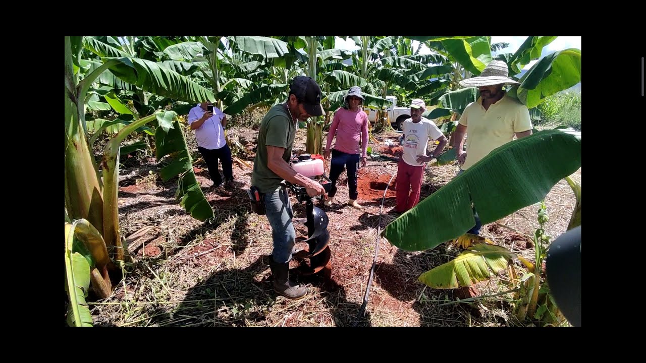 Abertura de Cova com Perfurador de Solo e Adubação - YouTube