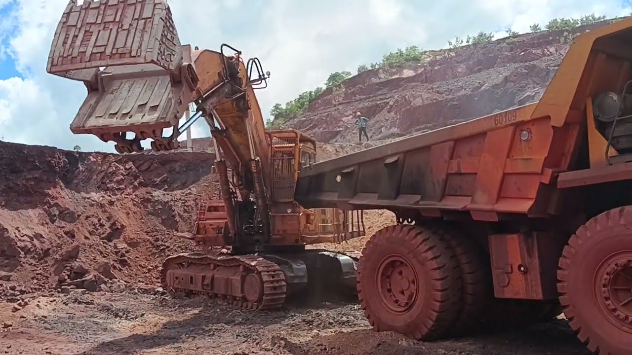 Amazing Face Shovel Excavator Loading High grade Iron ore In Dumper ...