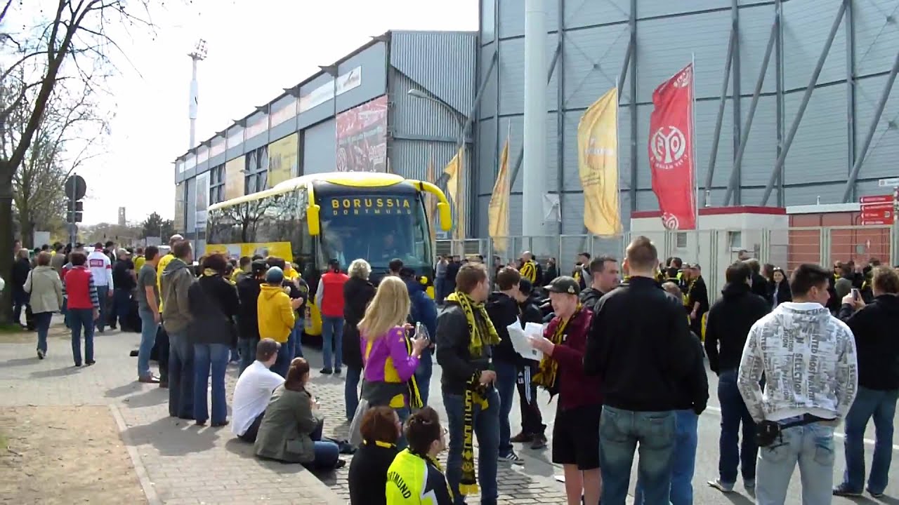 Mainz - Dortmund BVB-Bus kommt FullHD1080p - YouTube