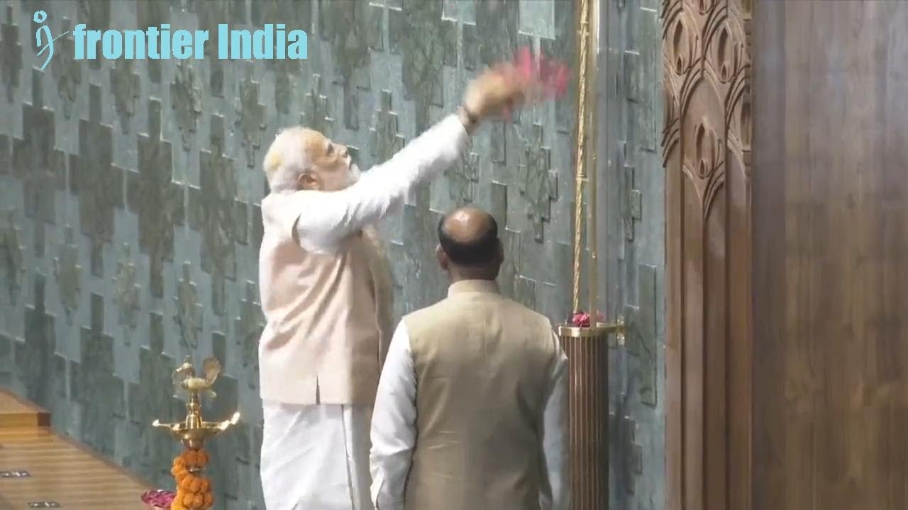 PM Modi established the holy 'Sengol' with Vedic chanting in the new ...