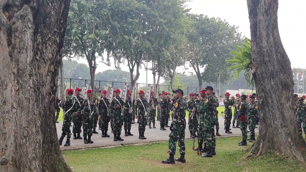 Si Doel Anak Betawi by Marching Band Akademi Militer TNI AAL keren abis ...